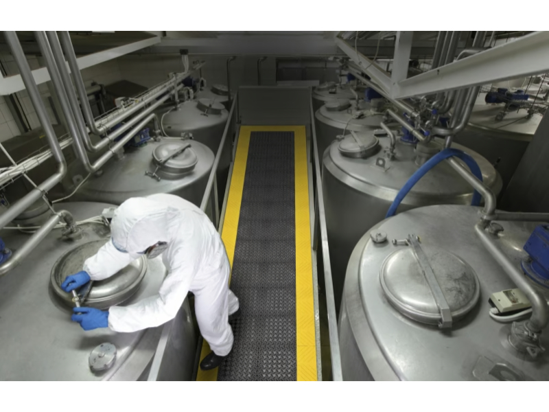 Notrax Flex-Lok™ Interlocking Drainage Floor Mat 620 Series