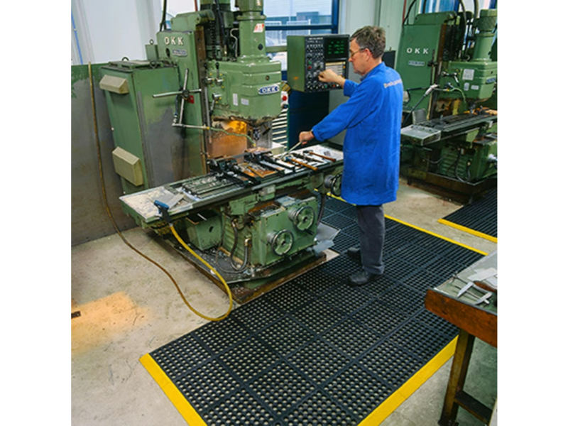 Notrax Niru® Cushion-Ease® Interlocking Rubber Floor Mats 650S Series