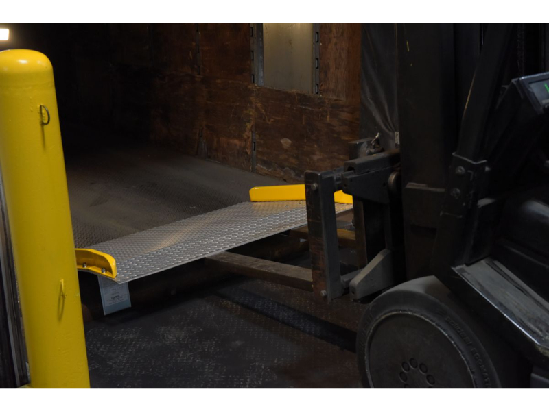 Vestil® Aluminum Truck Dockboards with Steel Safety Curbs